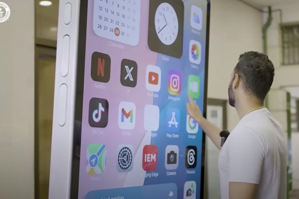 World’s Biggest Working iPhone Stands 6.5 Feet And Weighs 400 Pounds