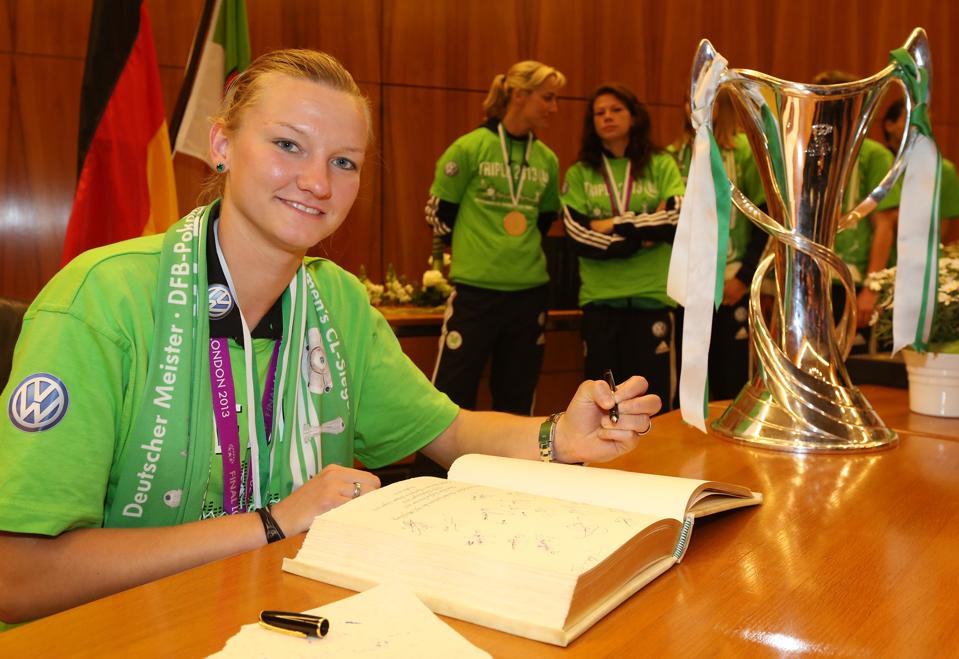 Alex Popp Becomes Second Woman To Make 100 Champions League Appearances