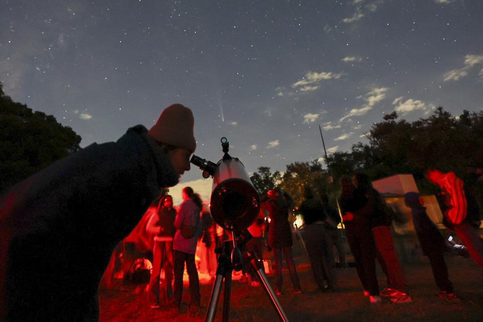 Comet Tracker Tonight: How See It In The Milky Way On Monday