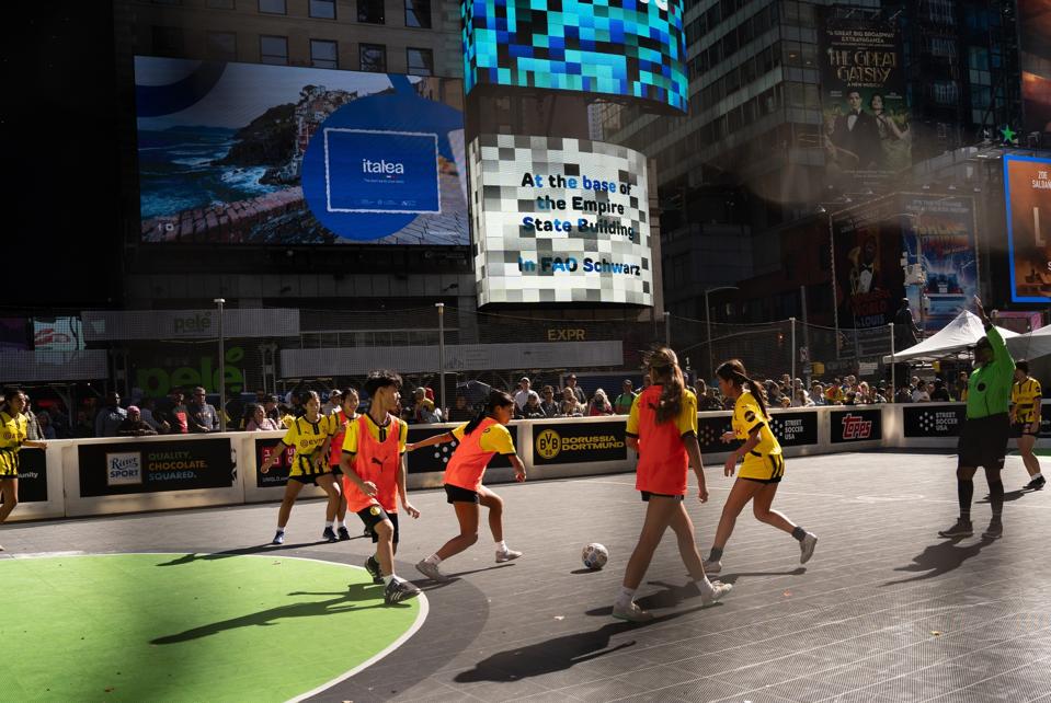 Borussia Dortmund Gives Kids Chance To Play Soccer In Times Square