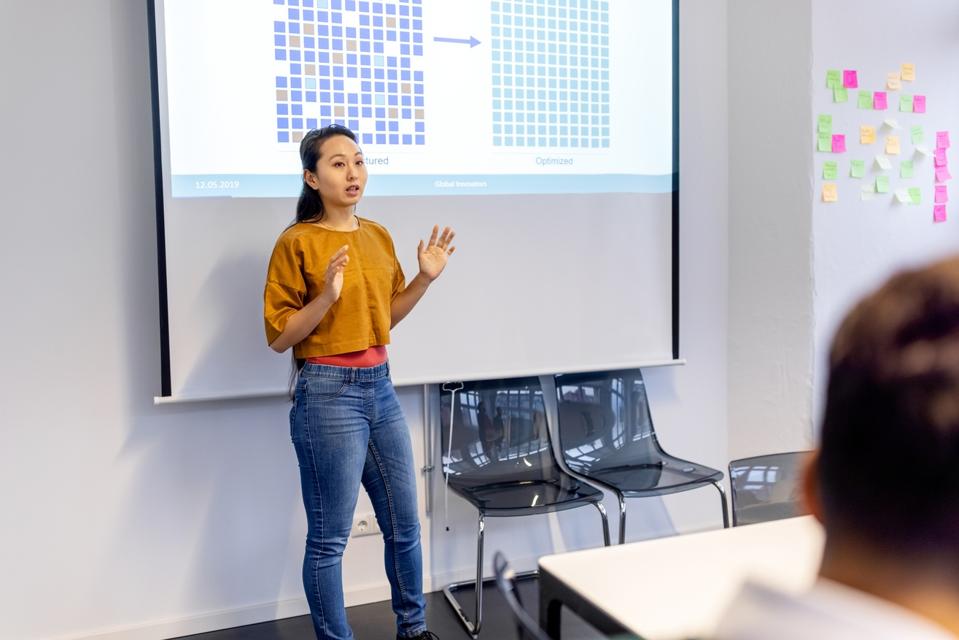 7 Must-Have Slides In Your Pitch Deck (According To Y-Combinator)