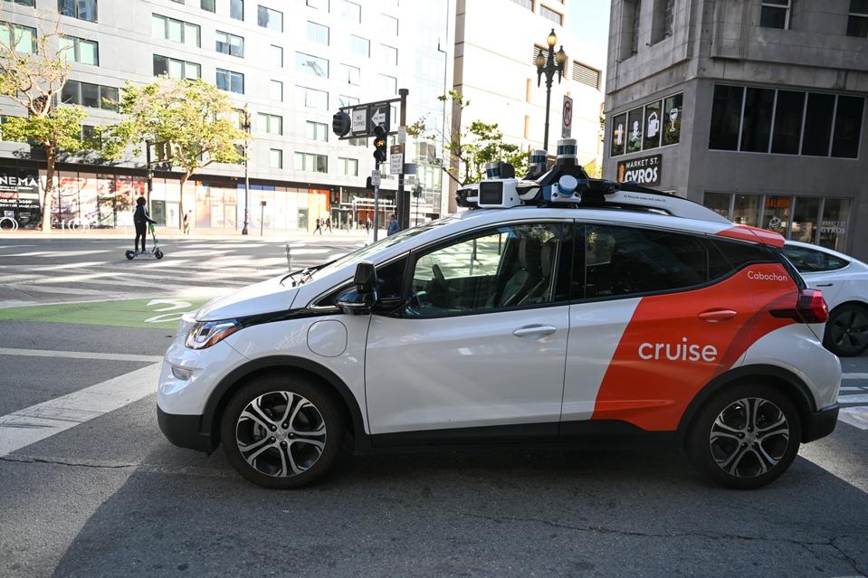 GM Halts Cruise’s Robotaxi Development