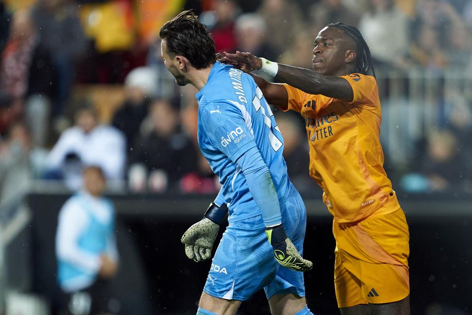 Real Madrid Coach Ancelotti Reacts To Vinicius Jr. Valencia Red Card