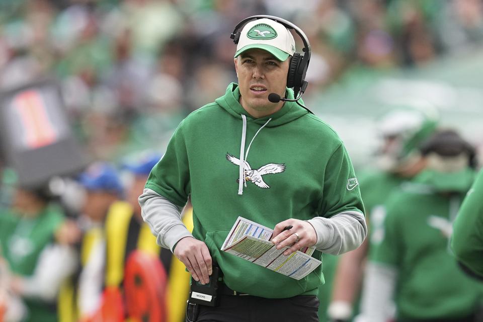 Saints Hire Eagles Offensive Coordinator Kellen Moore As Head Coach