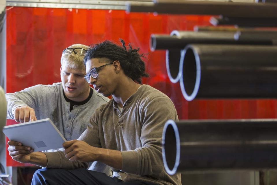 How Data-Driven Training Can Mitigate The Manufacturing Skills Gap