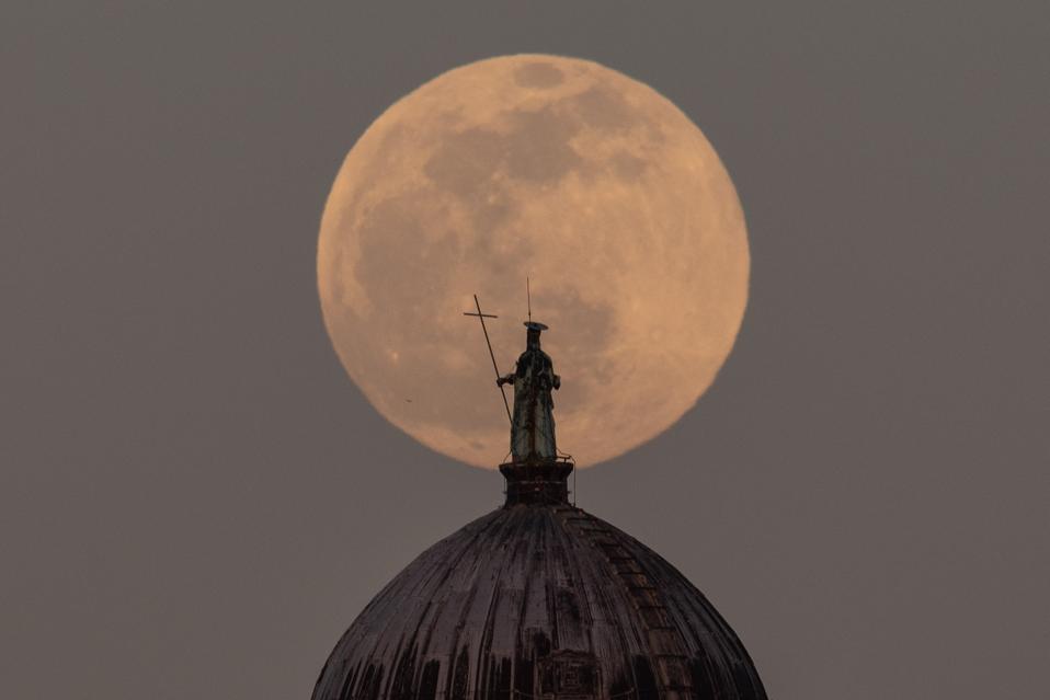 When To See The Full ‘Pink Moon’ Rise With Spica: Skywatching This Weekend