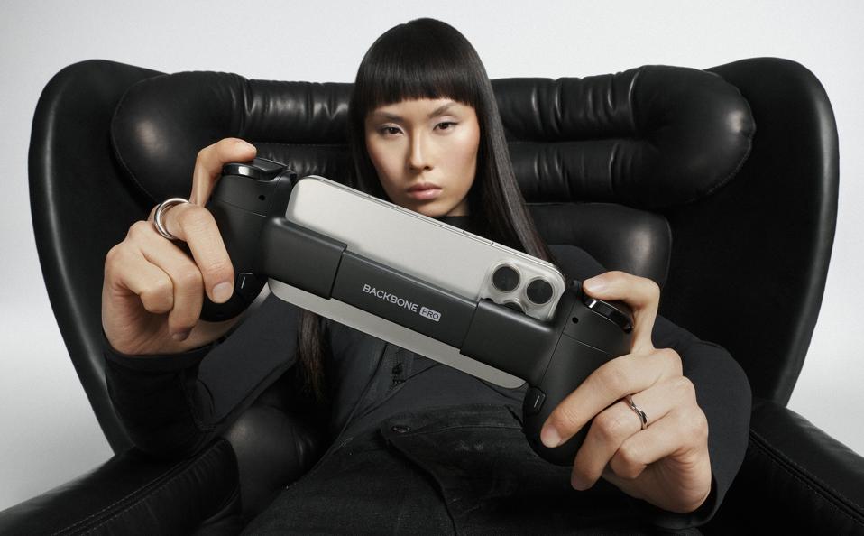 The Backbone Pro Controller Is Built For Playing Games On Any Screen ...