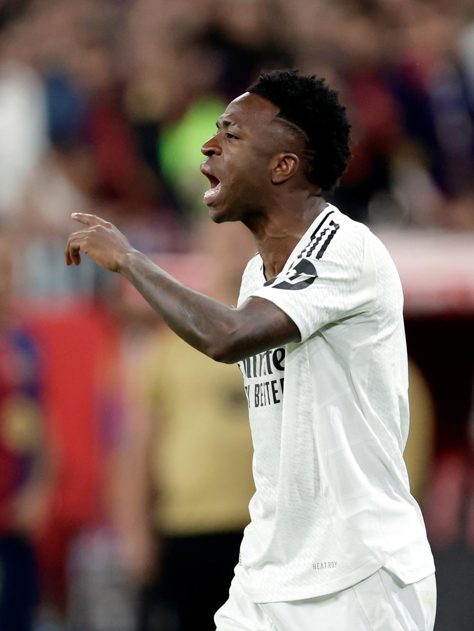 real-madrid-s-vinicius-jr-in-fc-barcelona-fan-confrontation-video