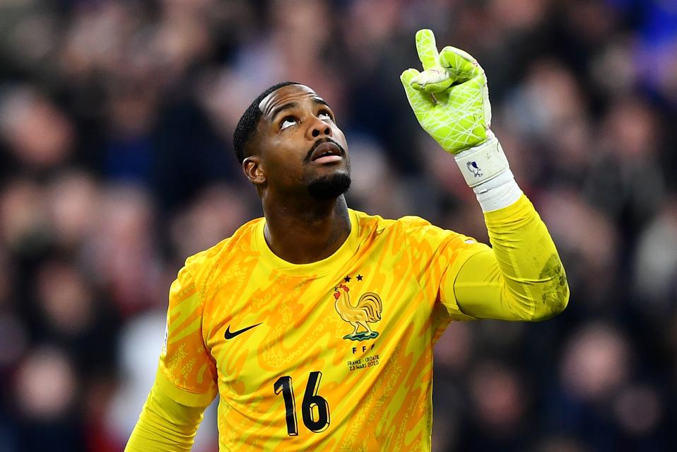 Why AC Milan Goalkeeper Mike Maignan Became A Chelsea Transfer Target