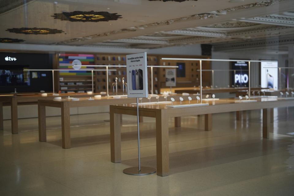 Apple Warns Protesters With Stolen iPhones — You Are Being Tracked