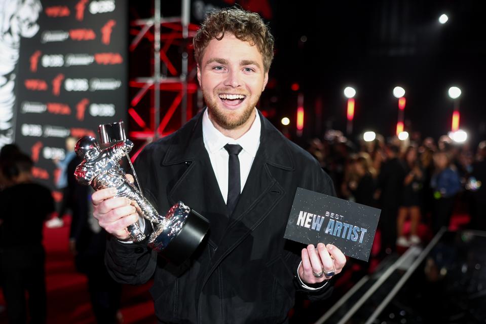 Alex Warren Ties One Of Justin Bieber’s Biggest Chart Records