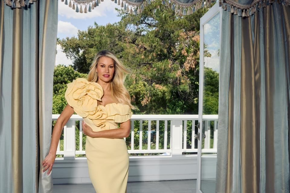 Supermodel Susan Holmes McKagan Shows Off Her Glam Room And Closet In ...