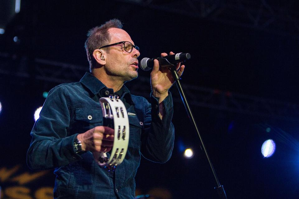 Gin Blossoms Vocalist Robin Wilson Remembers The Group’s Late Guitarist ...